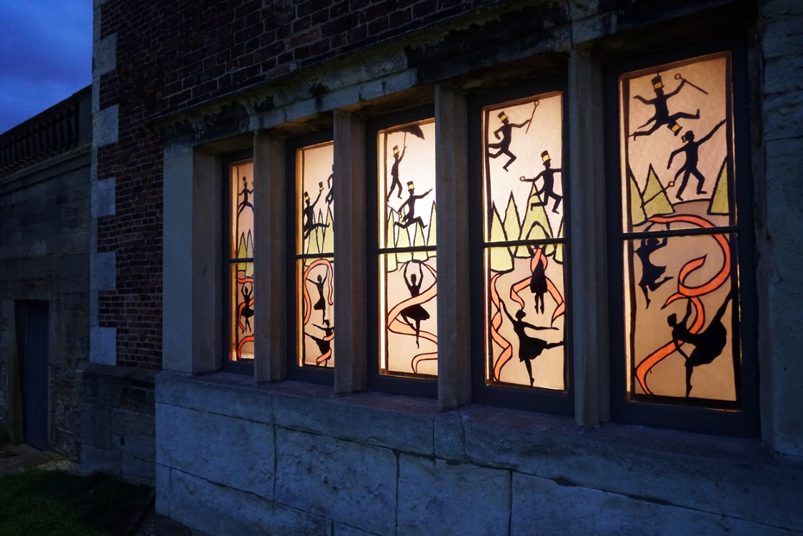 Mansion’s illuminated windows bring a touch of glass to Christmas ⋆ ...